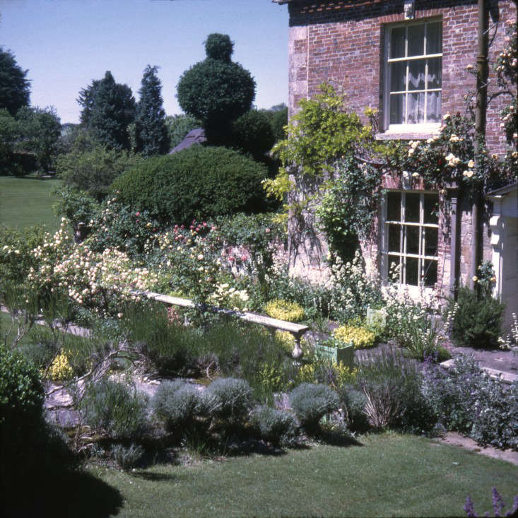 A Garden Remembered: Cecil Beaton at Reddish House - Gardenista