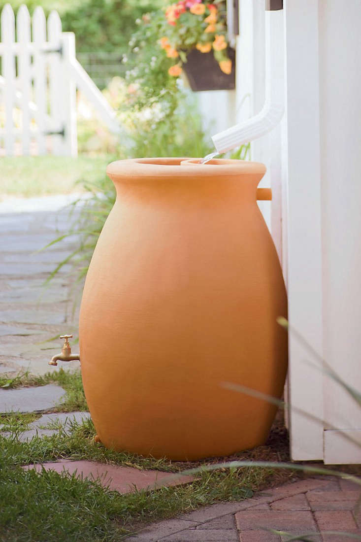 10 Easy Pieces: Rainwater Collection Urns - Gardenista